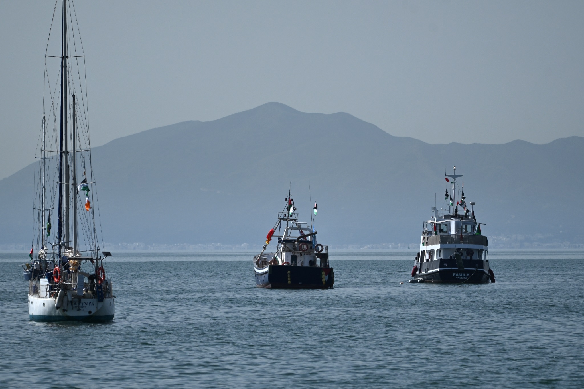 Une vidéo montre des drones survolant la flottille humanitaire pour ...